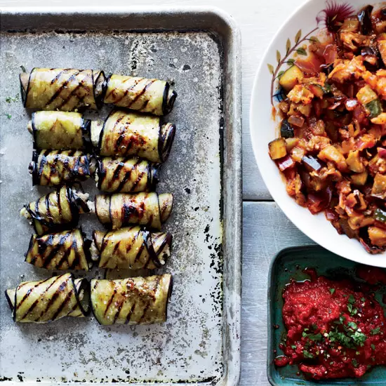 Aubergine Involtini med grillad Ratatouille. Foto © Con Poulos