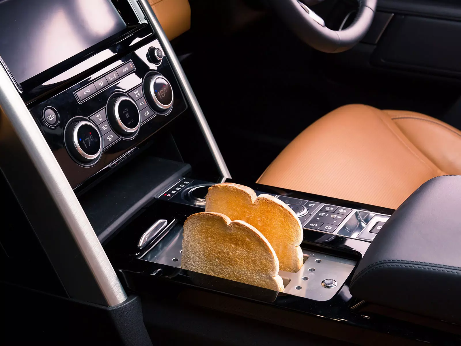 toster na prednjem sjedištu Land Rovera