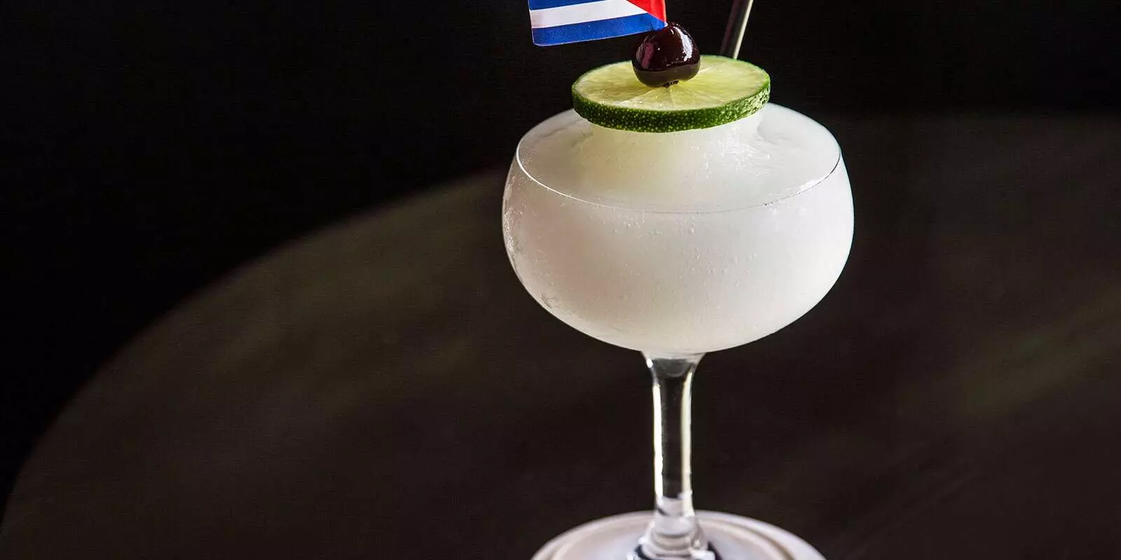 Afai e te manatu pea e tatau ona tatou faamanatuina le aso o Columbus, e mafai e lenei Houston Cocktail Bar ona faʻasaʻo oe