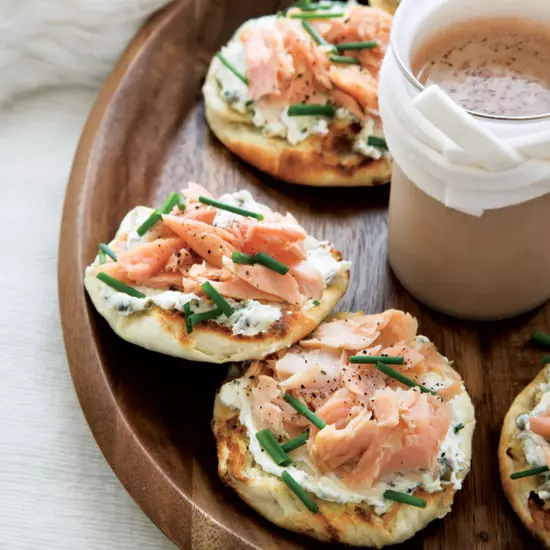 ຄວັນ-Trout-and-Caper-Cream-Cheese Toasts. ຮູບພາບ © Michael Turek