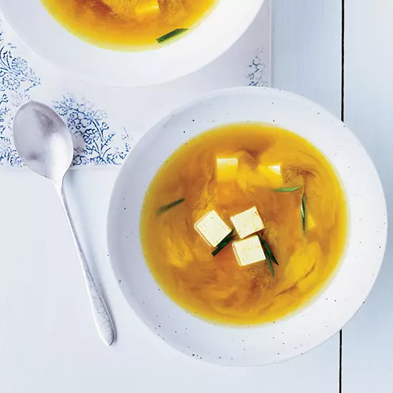 Sopa de miso con cúrcuma y tofu