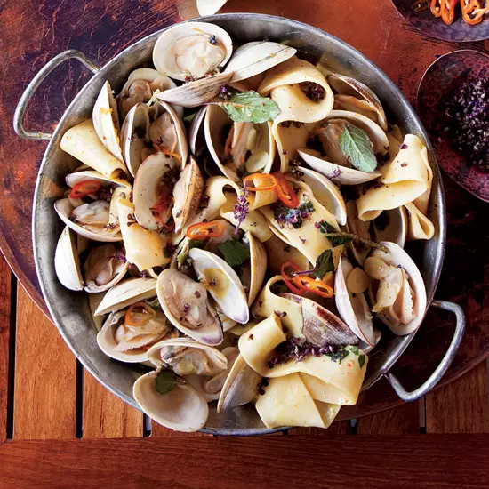 Pappardelle hamwe na Clams, Turmeric na Habaneros