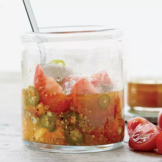 Tomates de granja en escabeche con jalapeños