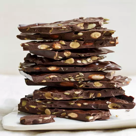 Dark-Chocolate Bark nrog Roasted Almonds thiab noob. Yees duab © John Kernick