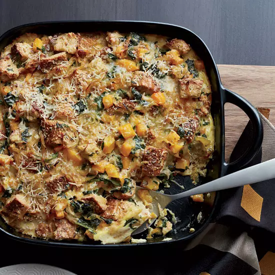 Pompoenpompoen en boerenkoolstrata met meergranenbrood