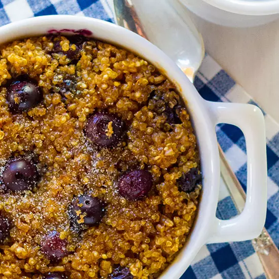 Met bosbessen gebakken quinoa en havermout