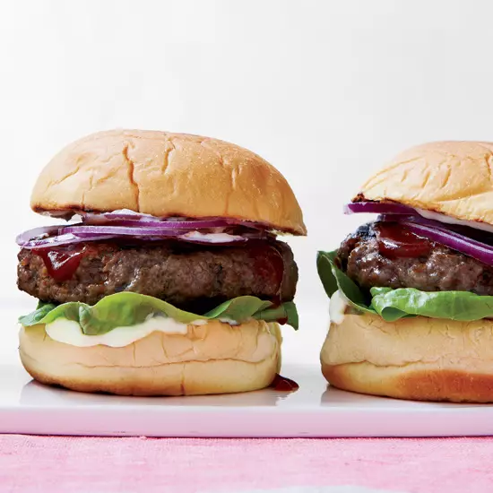 Soy-Spiked Ketchup ဖြင့် Cheesy Burgers