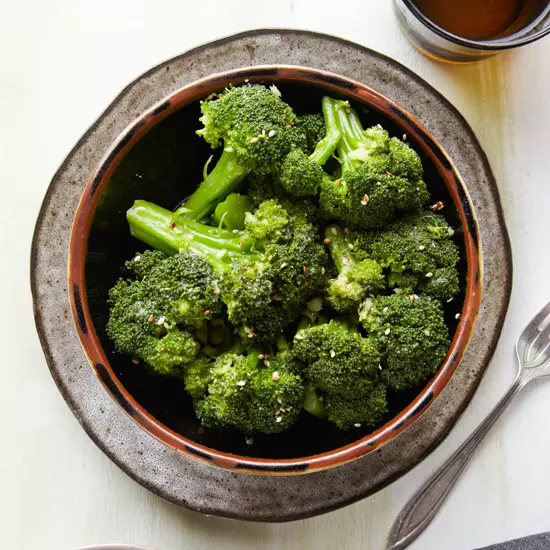 Broccoli Salad nga adunay Ginger-Miso Vinaigrette