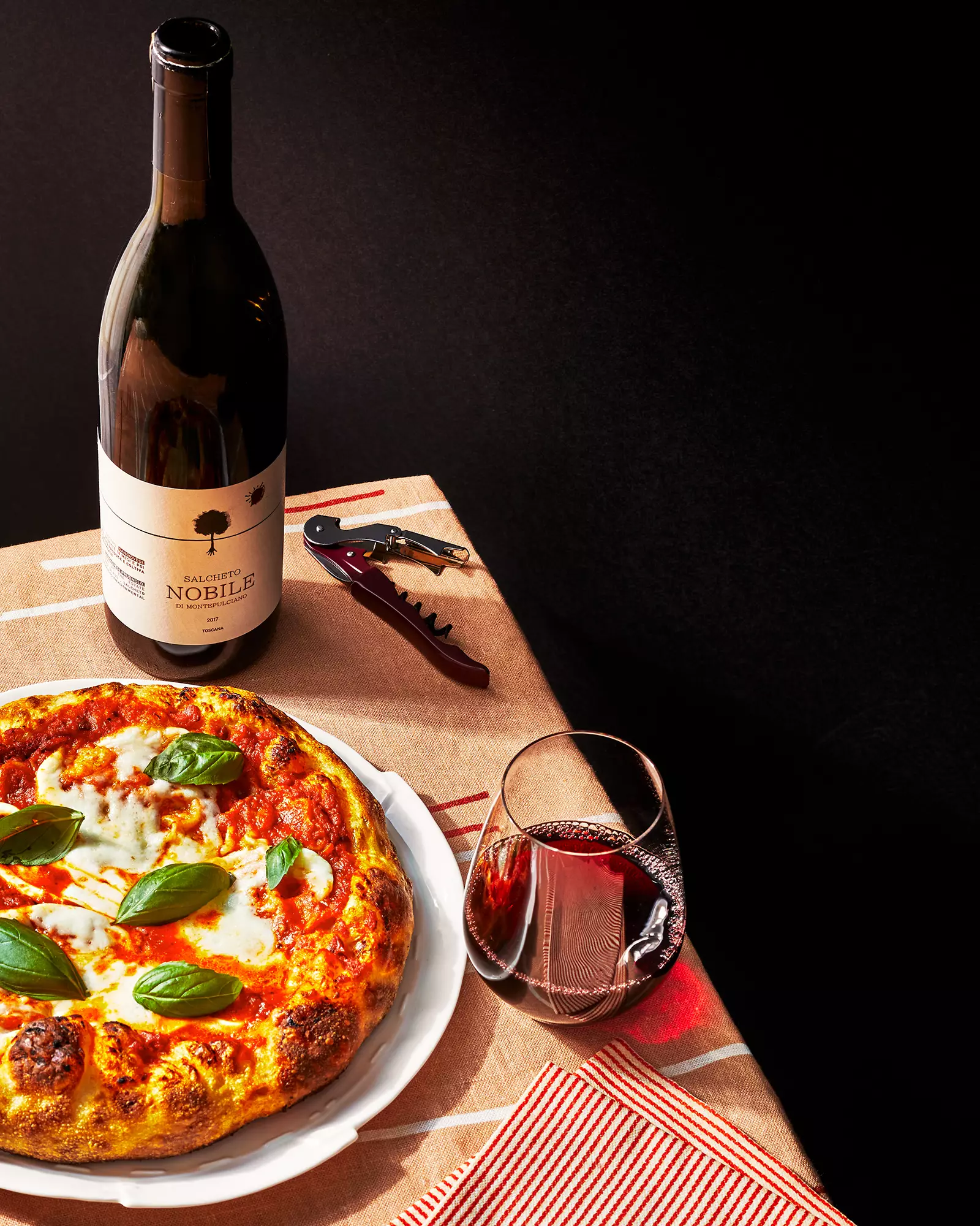 Pizza margarita con vino tinto