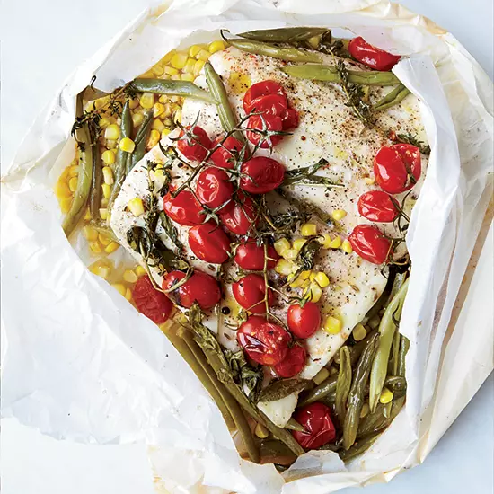 Halibut di Parchment sareng Jagung sareng Tomat