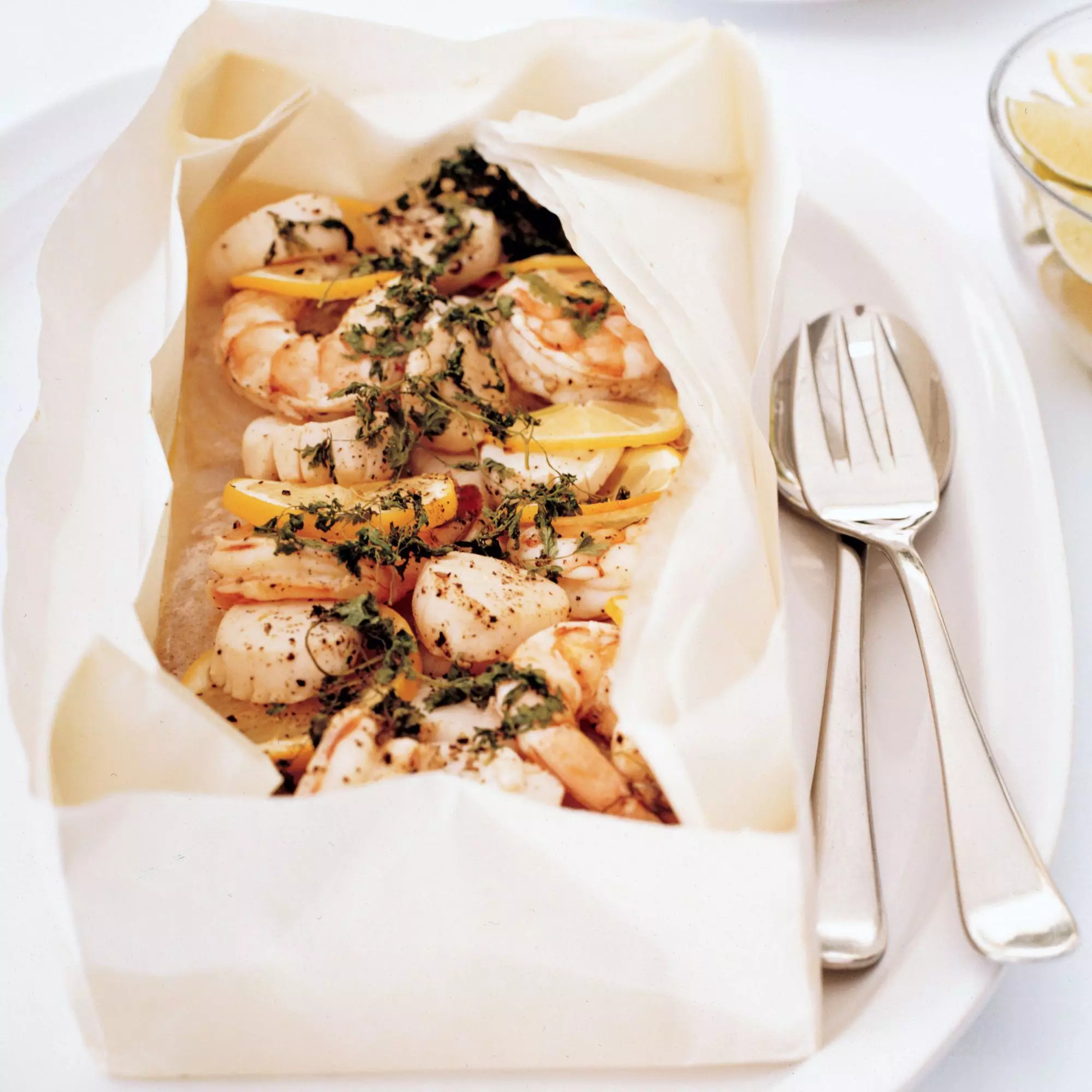 Papillotes de crevettes rôties et pétoncles avec sauce tartare de Miami