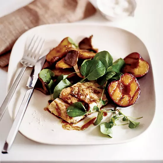 Bar rayé grillé aux prunes et papillotes de pommes de terre et champignons