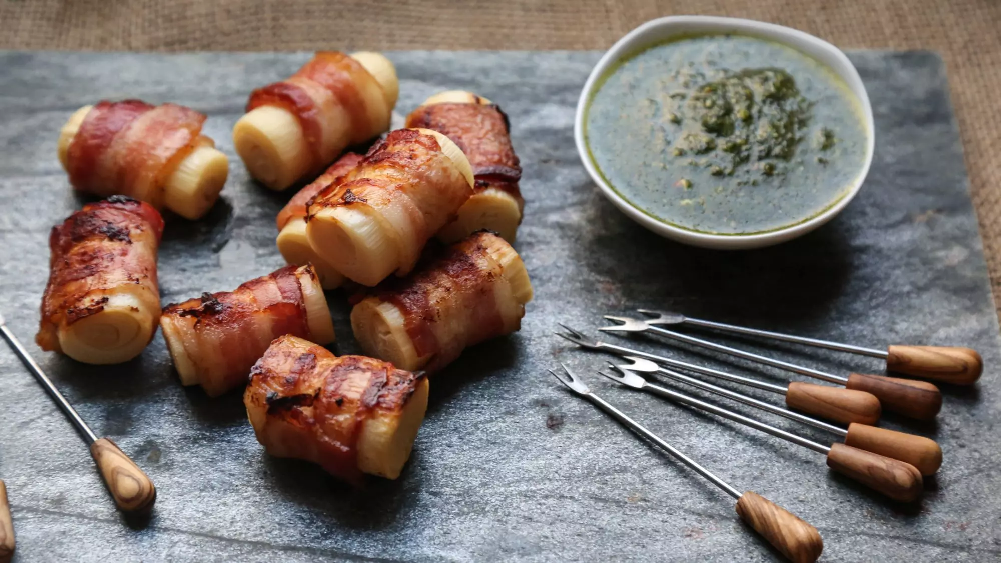 Bacon dibungkus hate tina korma jeung Pesto