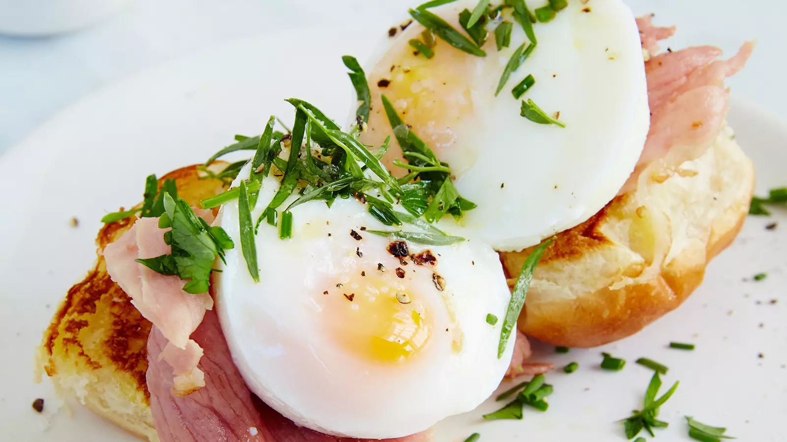 Opið andlit egg og grillað skinku morgunmatssamlokur