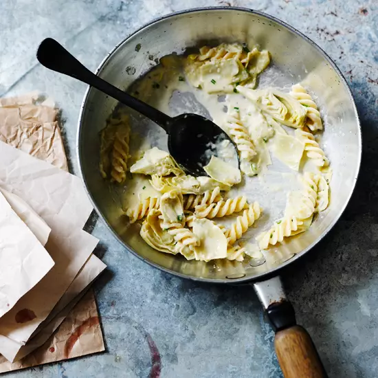 Artusok ýürekleri we Parmesan kremi bilen Fusilli