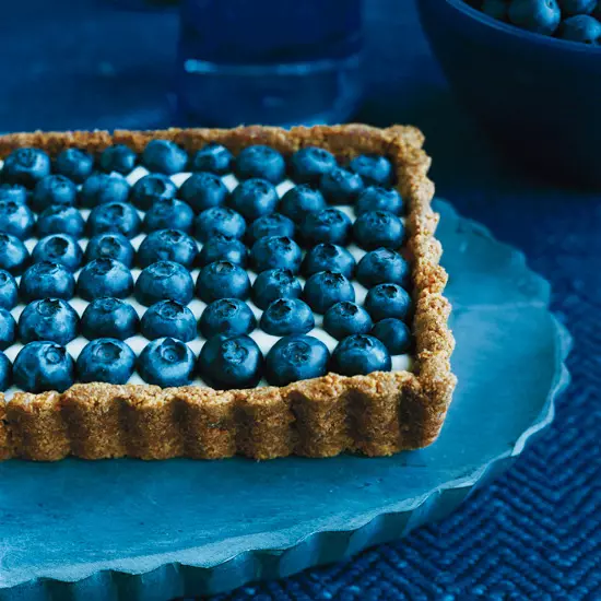 Honeyed Joghurt a Blueberry Tart mat Ginger Crust