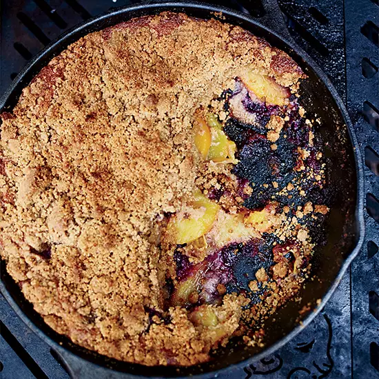 នំ Skillet Graham ជាមួយ Peaches និង Blueberries