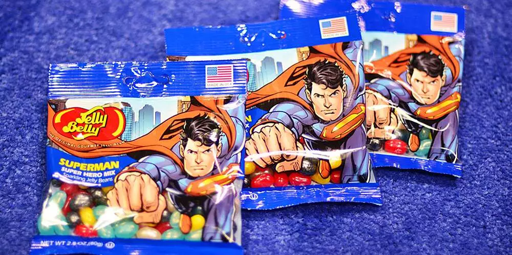 Este retrato de Superman está feito de 12.000 Jelly Beans