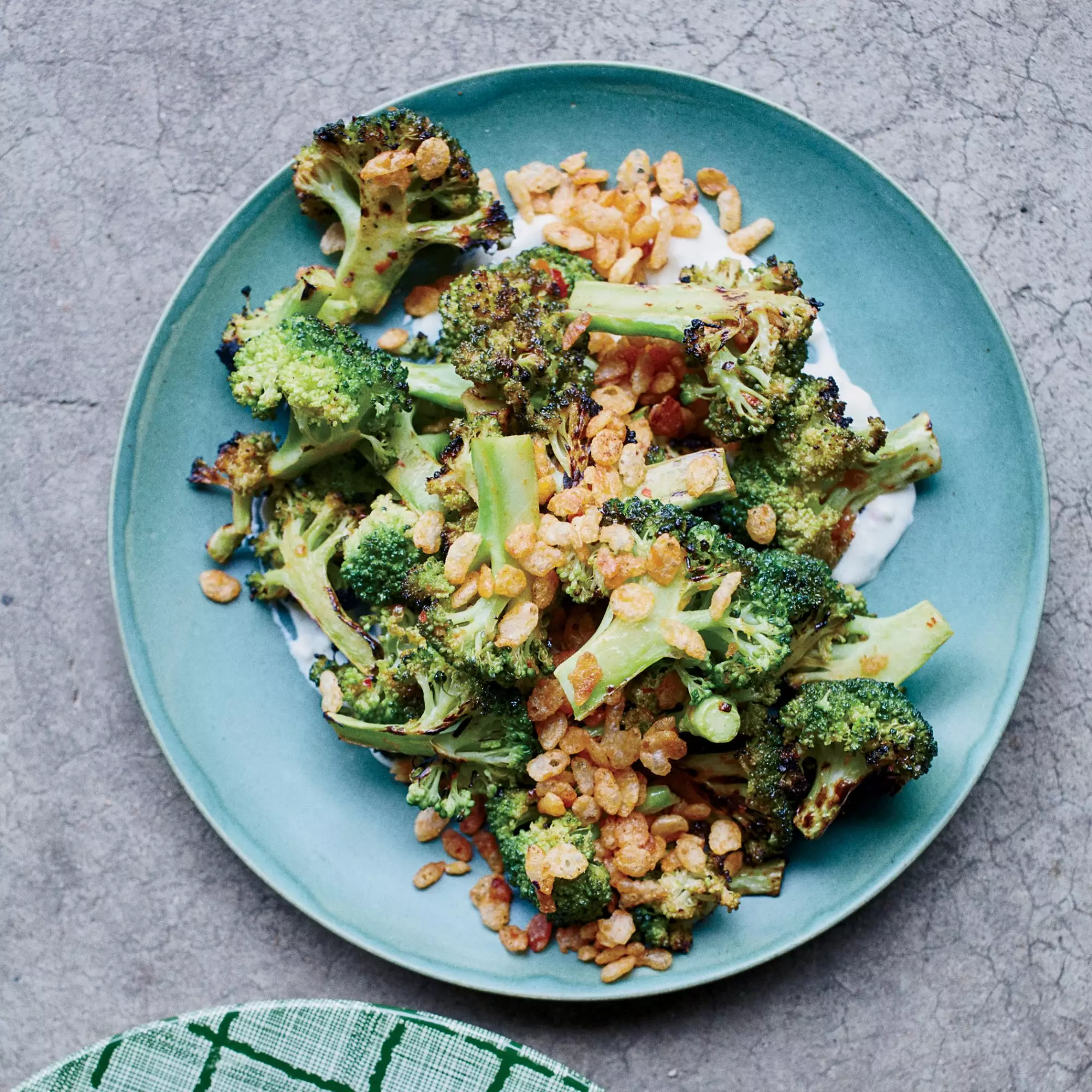 Charred Broccoli na may Blue Cheese Dressing at Spiced Crispies