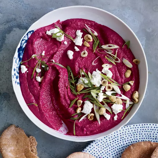 Za'atar-Spiced Beet Dip ndi Tchizi wa Mbuzi ndi Hazelnuts