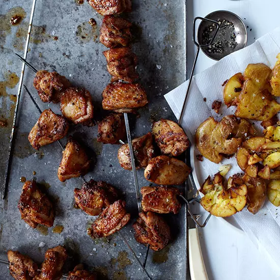 Brochetas de polo con patacas fritas e tzatziki