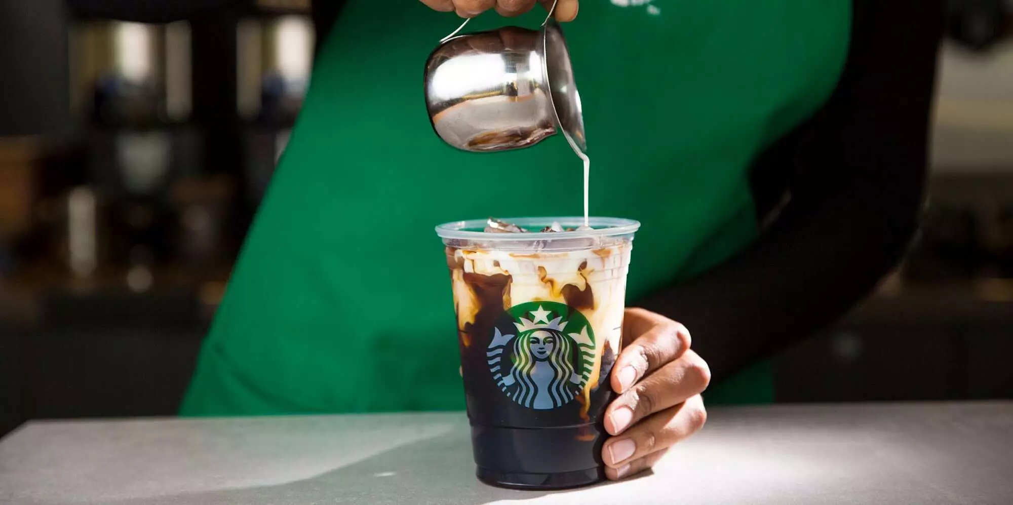 Starbucks ба тамоюли Nitro Cold Brew Coffee дохил мешавад