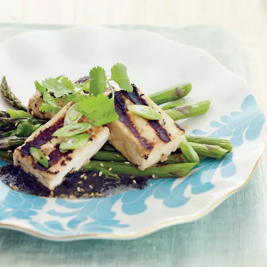 Tofu a la plancha con espárragos y vinagreta de nori