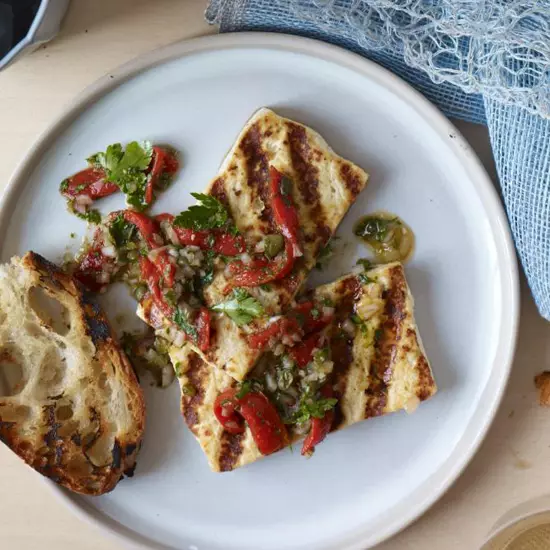 Ant grotelių kepti tofu kepsniai su Piquillo Salsa Verde