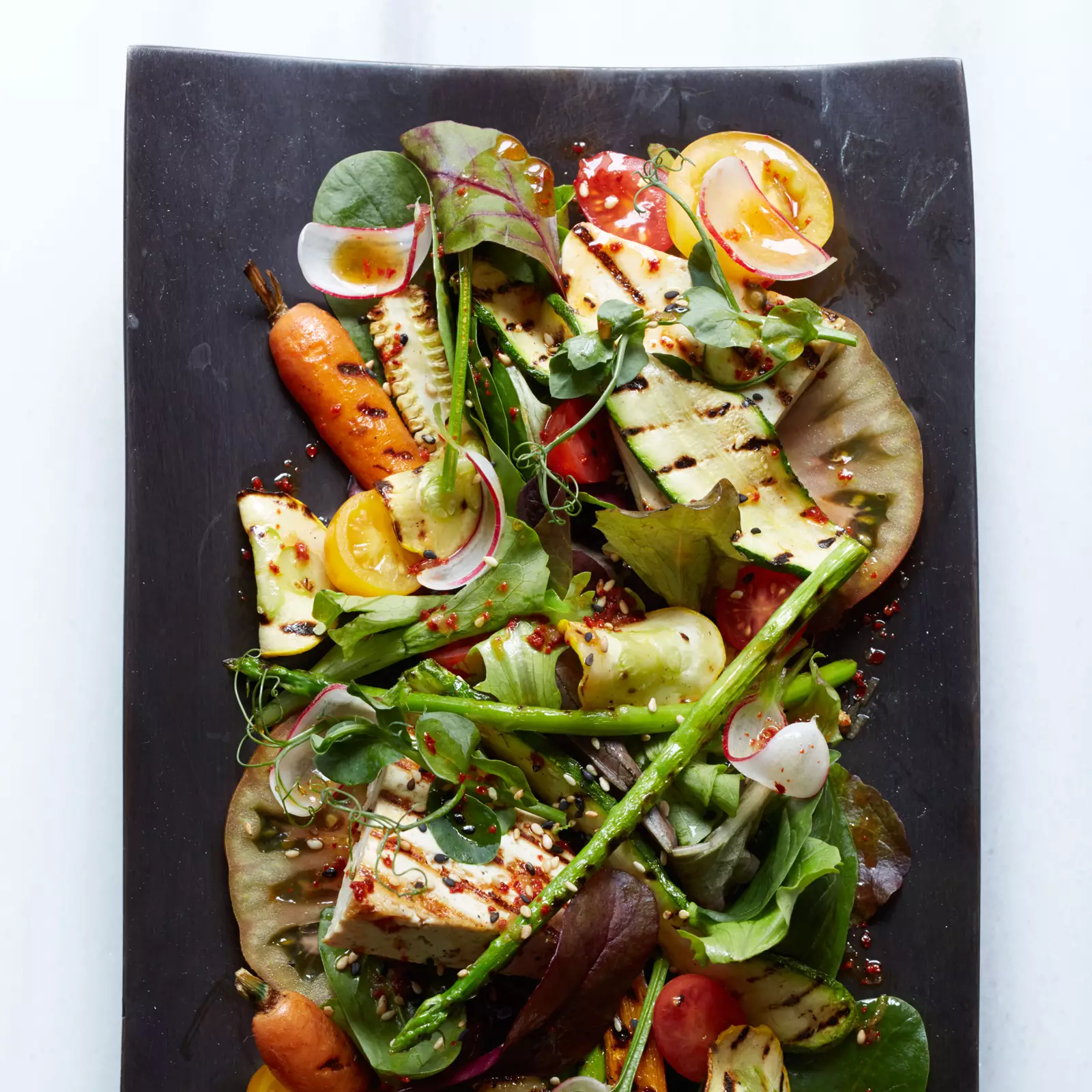 Salade van gegrilde tofu en heirloom-tomaten