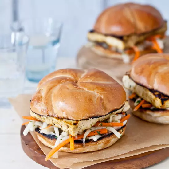 Glazed Tofu Sandwiches hamwe na Jicama Slaw