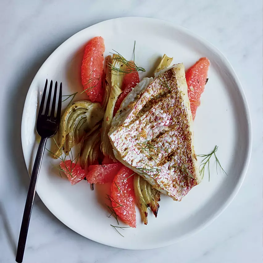 Pargo frotado con hinojo y pomelo