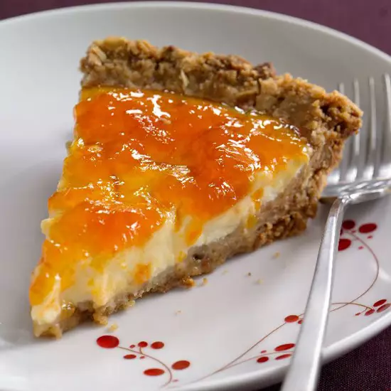 Empanada de iogur e albaricoque con codia de granola crocante