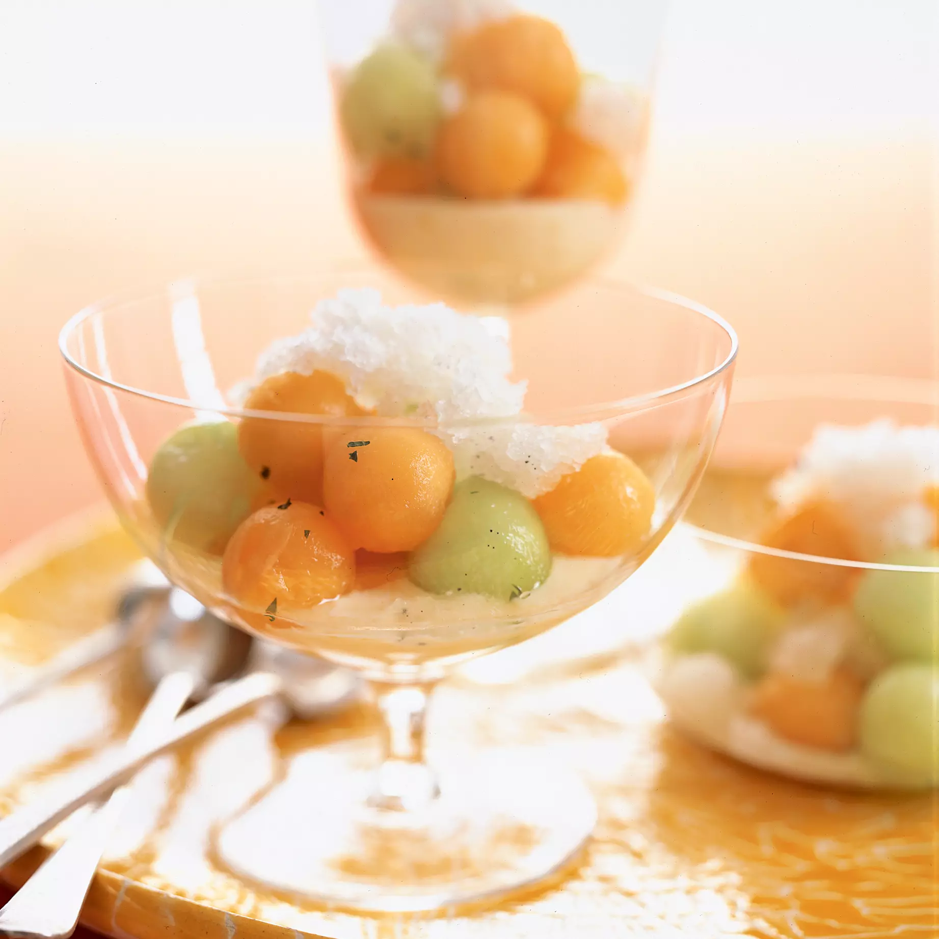 A na-etinye Melon na Vanilla Granita na Citrus Yogurt