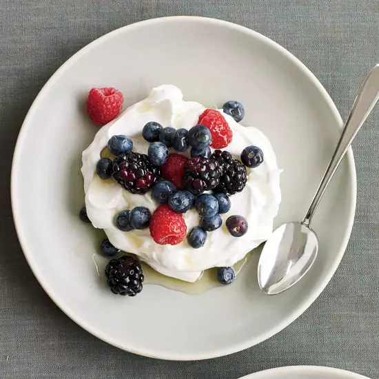 Berry-yogọt Pavlova na chamomile-Lavender sirop