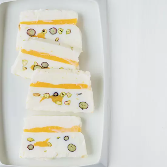 Lemon Frozen-Yogurt Terrine tare da blueberries da mango