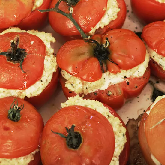 Tomato Bakar Oven Diisi dengan Keju Kambing