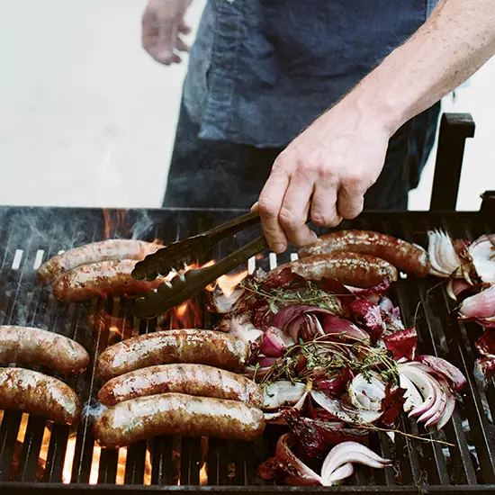 HD-201408-r-gegrilde-brats-en-uien-met-peterselie-saus.jpg