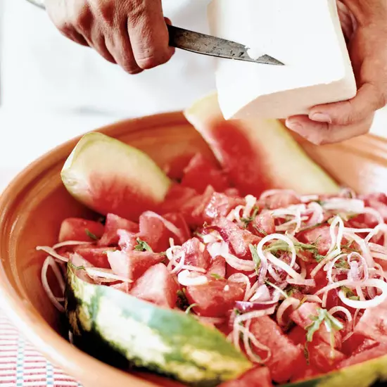 Salada de melancia e rúcula com nozes