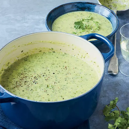Crème Fraîche र Cilantro संग Zucchini सूप
