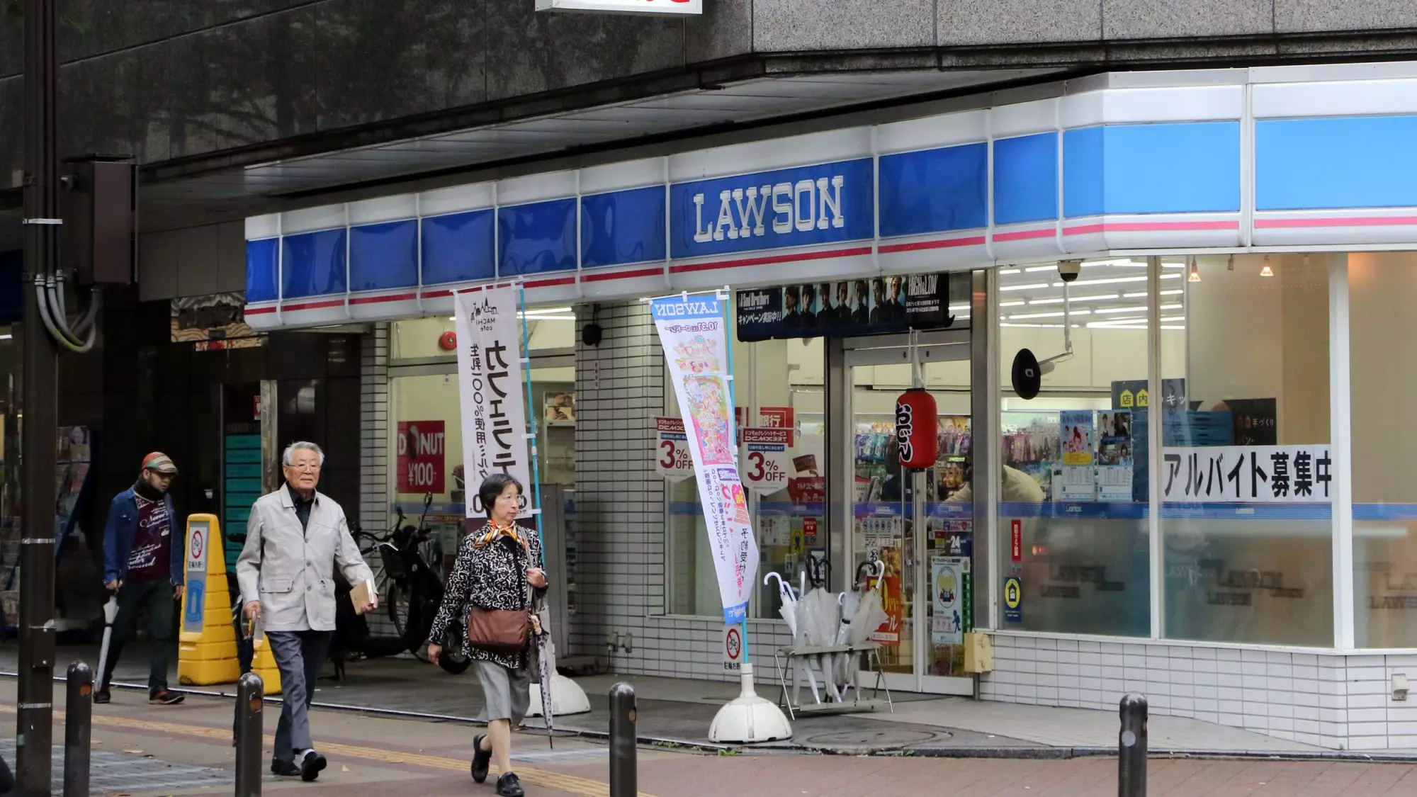 Mini-Marts Japoneze u shërbejnë pleqve