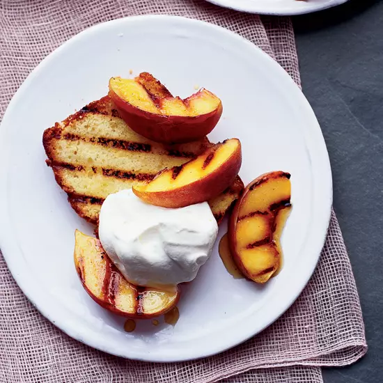 Grillad citronkaka med persikor och grädde