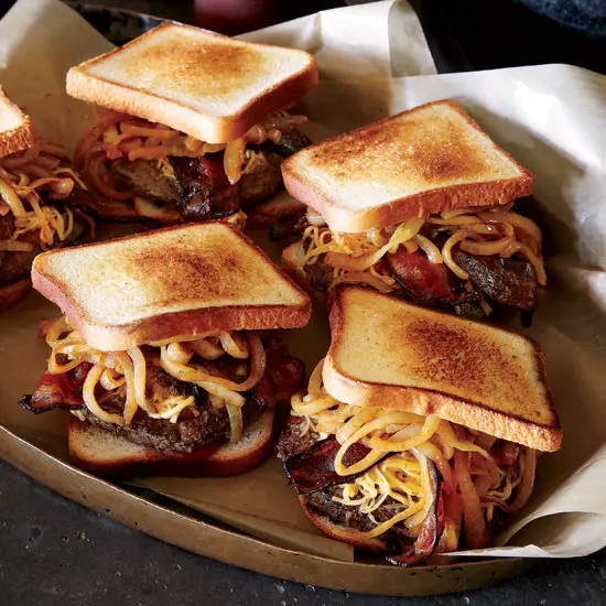 Burgers au gouda fumé et au bacon avec sauce barbecue