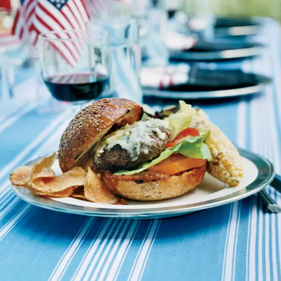 Burger de bœuf au cheddar blanc avec sauce barbecue chipotle