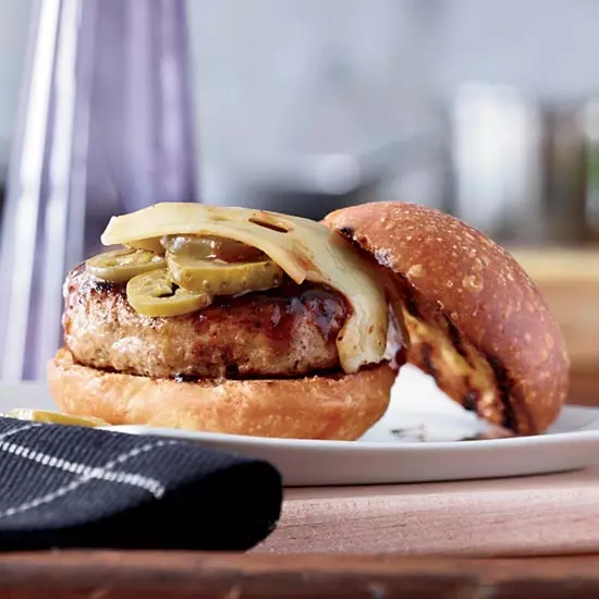 Barbecue-glazed Turkey Burgers. Sawirka © John Kernick