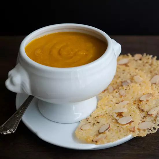 Kari Winter Squash Soup karo Cheddar Crisps