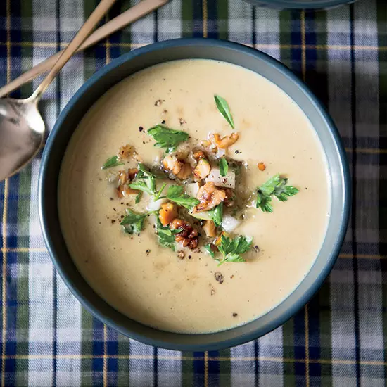 Crème Parsnip Zopp mat Biren a Walnüsse