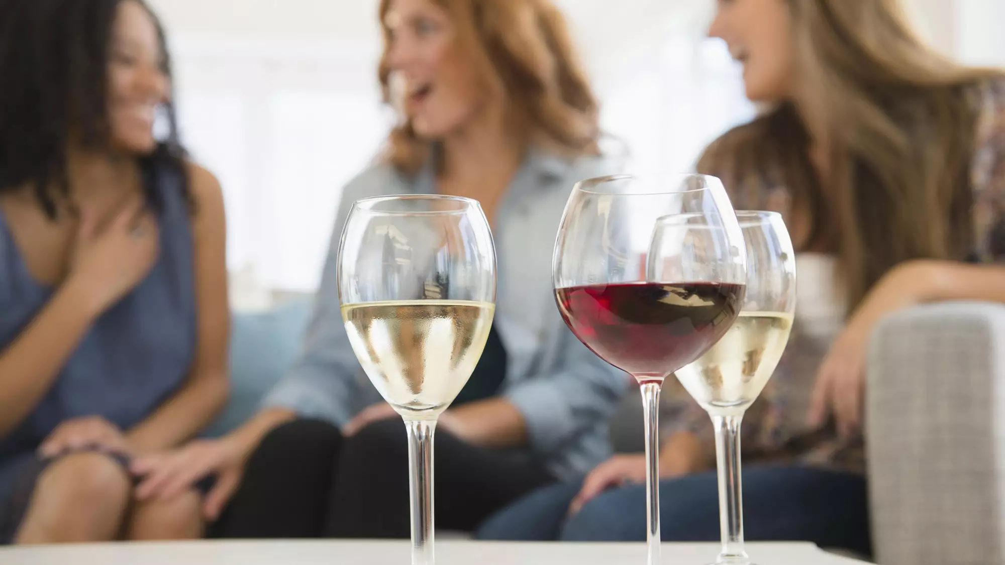 жінки п'ють вино