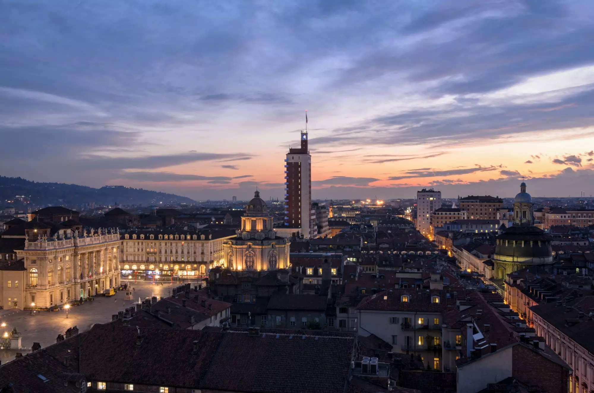 ທັດສະນີຍະພາບຂອງເມືອງ Turin (Torino) ໃນ Piazza Castello ຈາກຫໍລະຄັງຂອງວິຫານໃນຍາມຕາເວັນຕົກດິນ