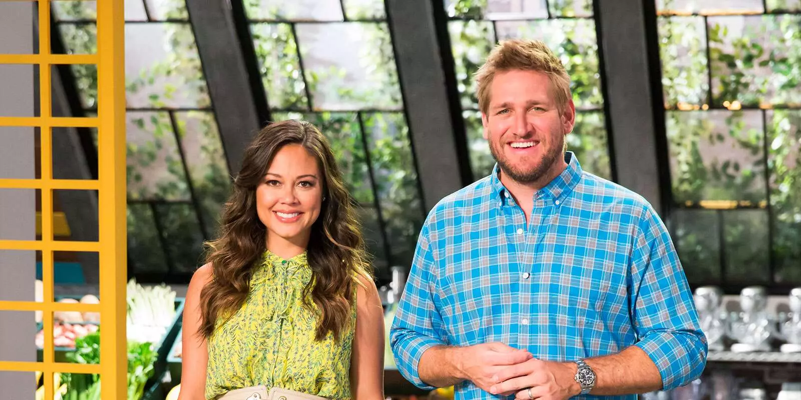 Ο Curtis Stone και η Vanessa Lachey στο "Top Chef Jr." και διδάσκοντας στα παιδιά πώς να μαγειρεύουν