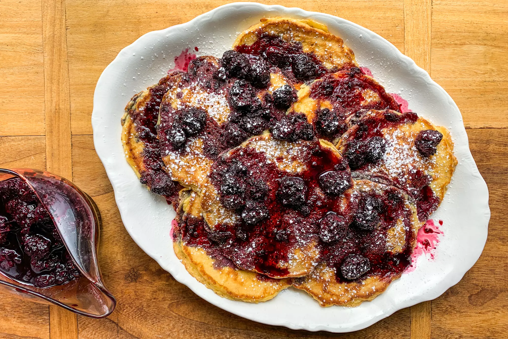 Yadda Ake Yin Pancakes Brown Butter tare da Sheet Pan Berry Syrup